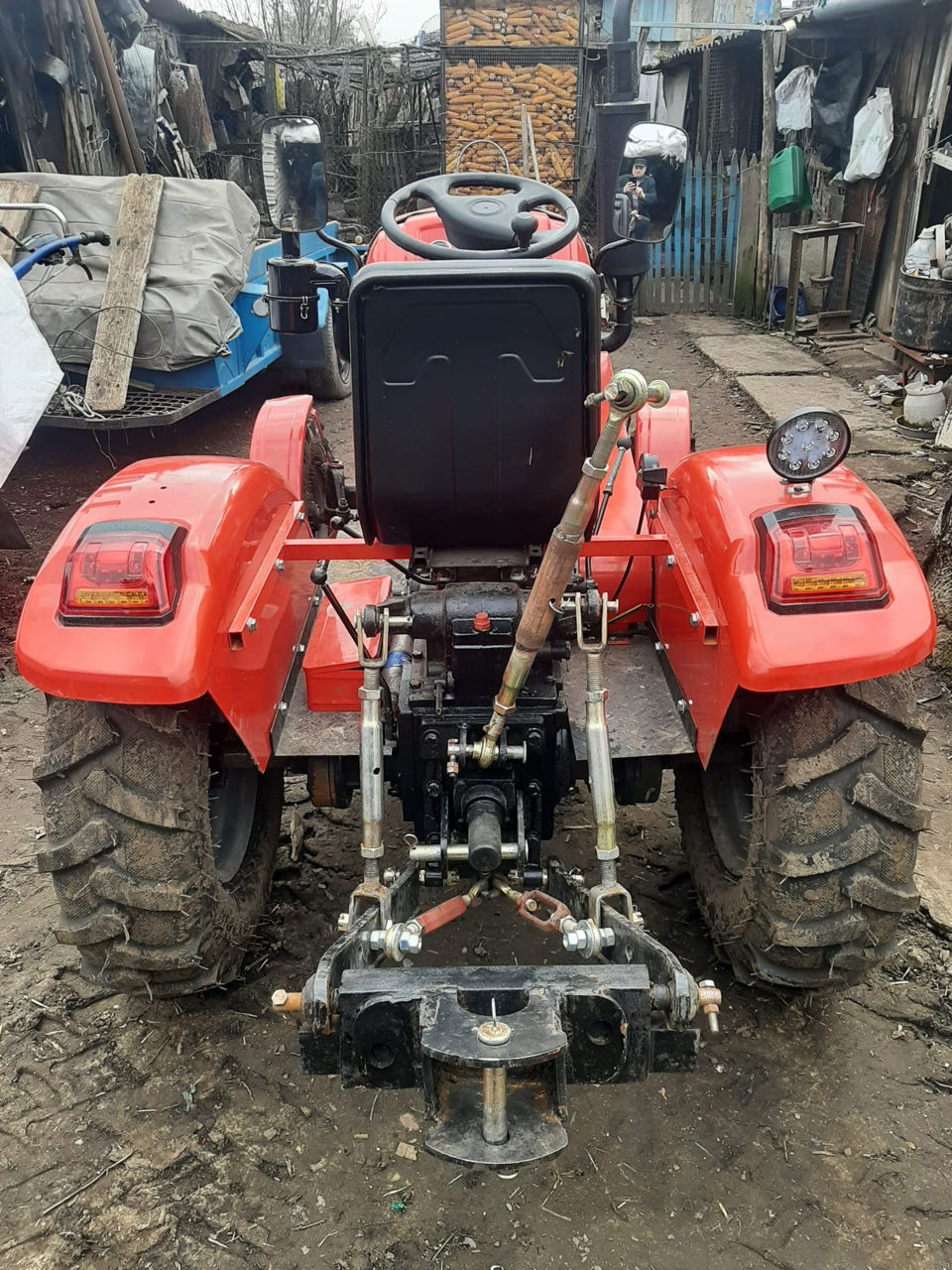 Se vinde tractor , plug ,freza, numar,