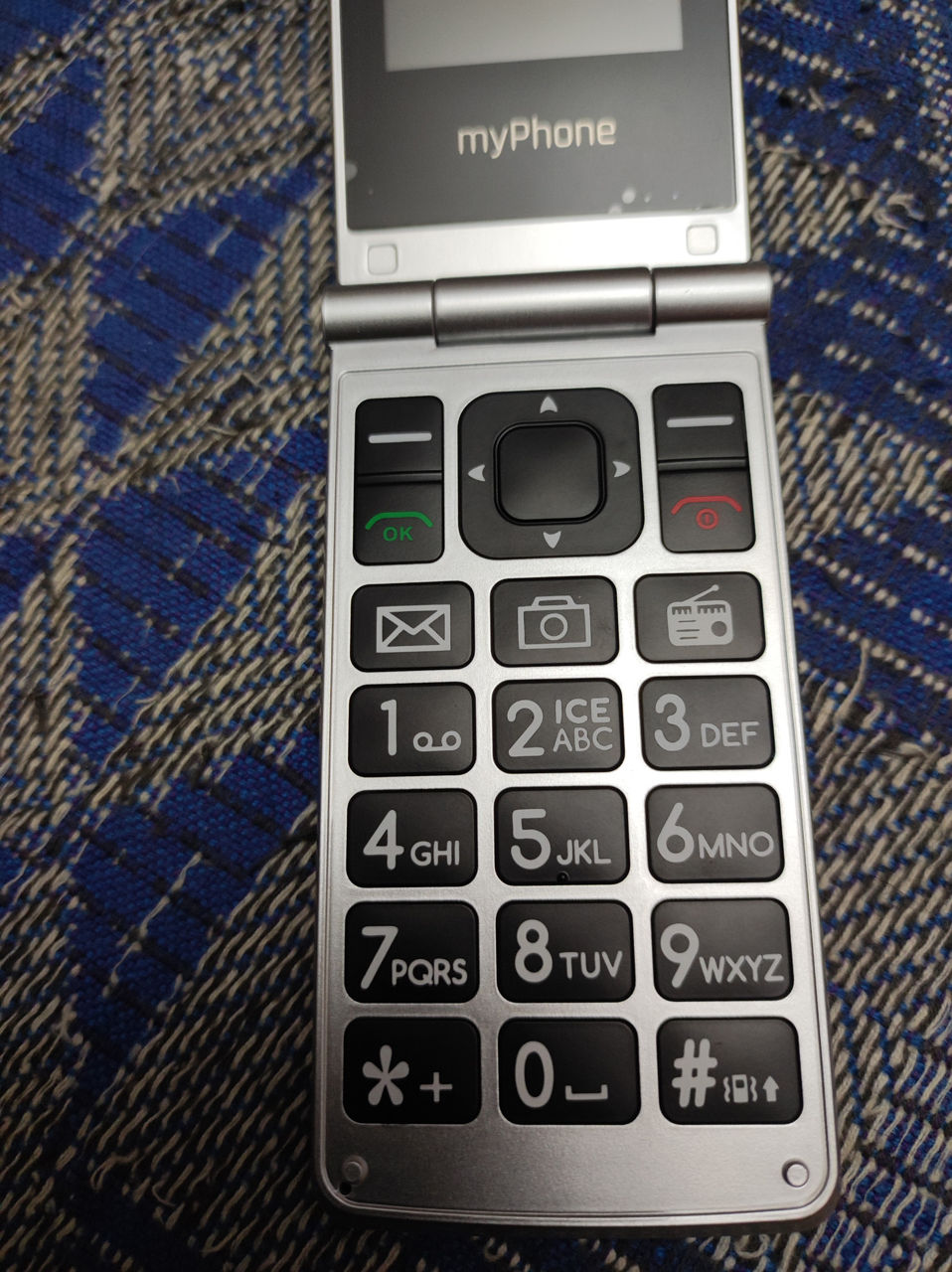 Современный кнопочный телефон