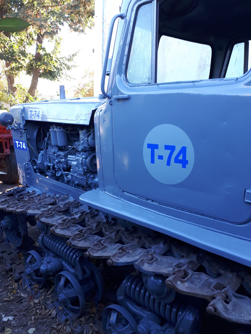 se vinde tractor t74 cu plug tractorul e în stare foarte bună are și acte