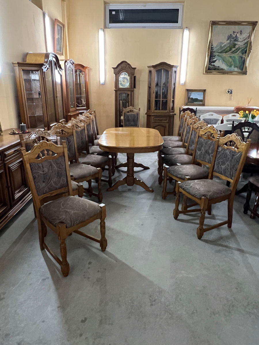 Masa ovala cu 14 scaune din lemn natural