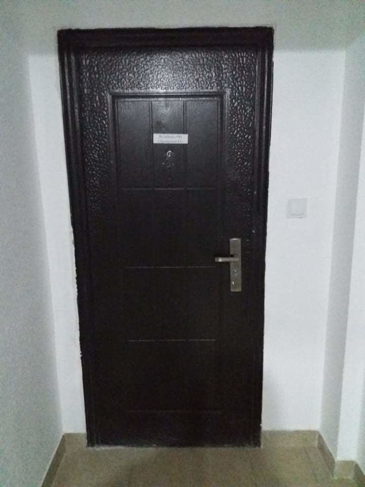 Usa de metal intrare! Geam si usa termopan!