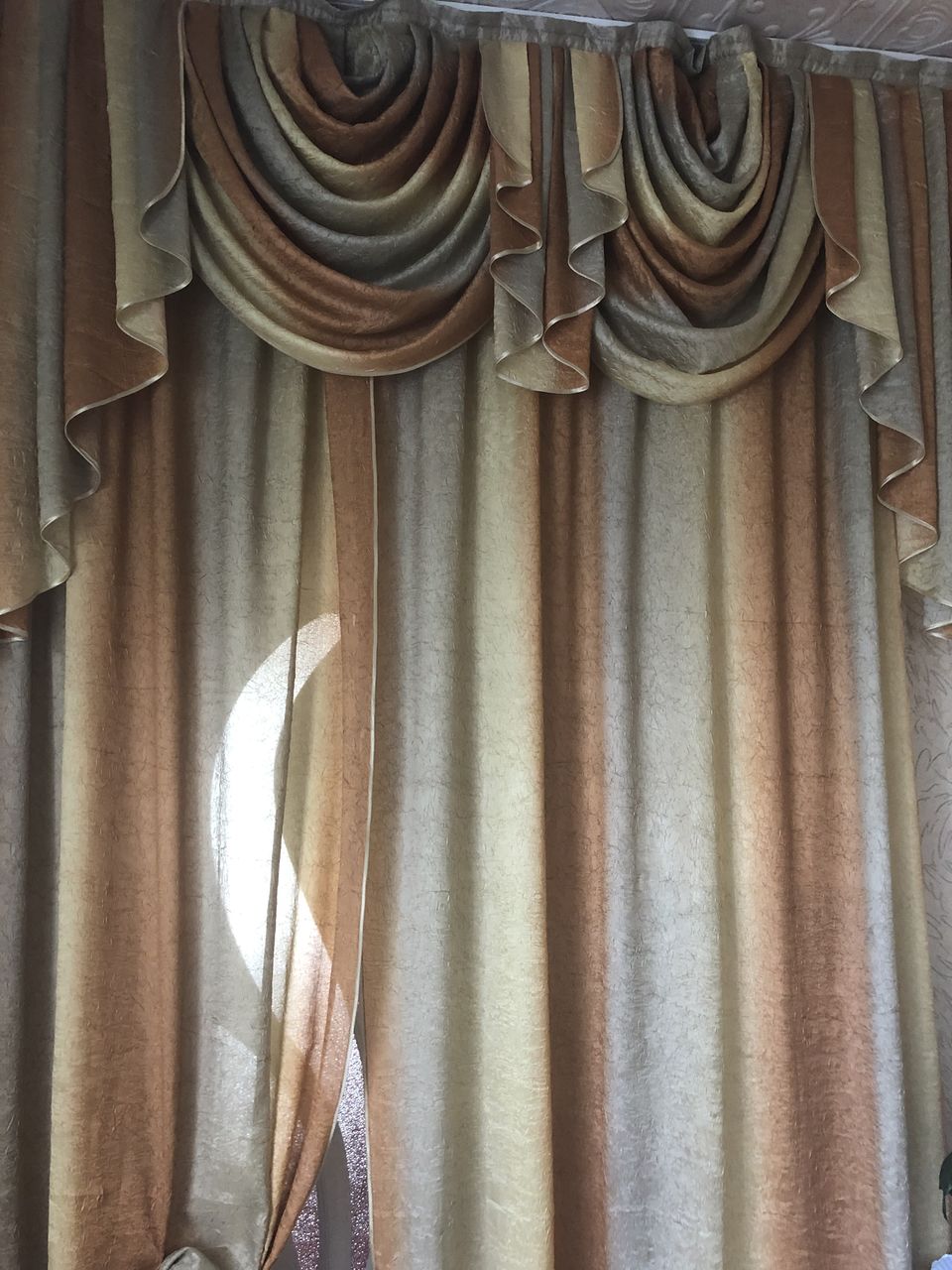 Vind perdele, sunt cite 2 complecte de fiecare