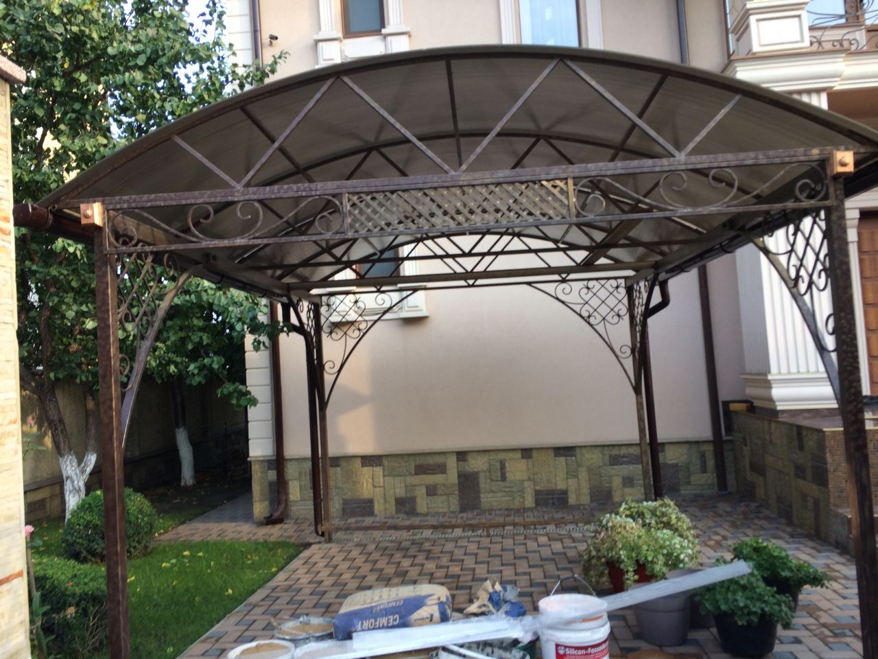 vind constructie din metal forjat, acoperita, pentru parcarea masinei ...