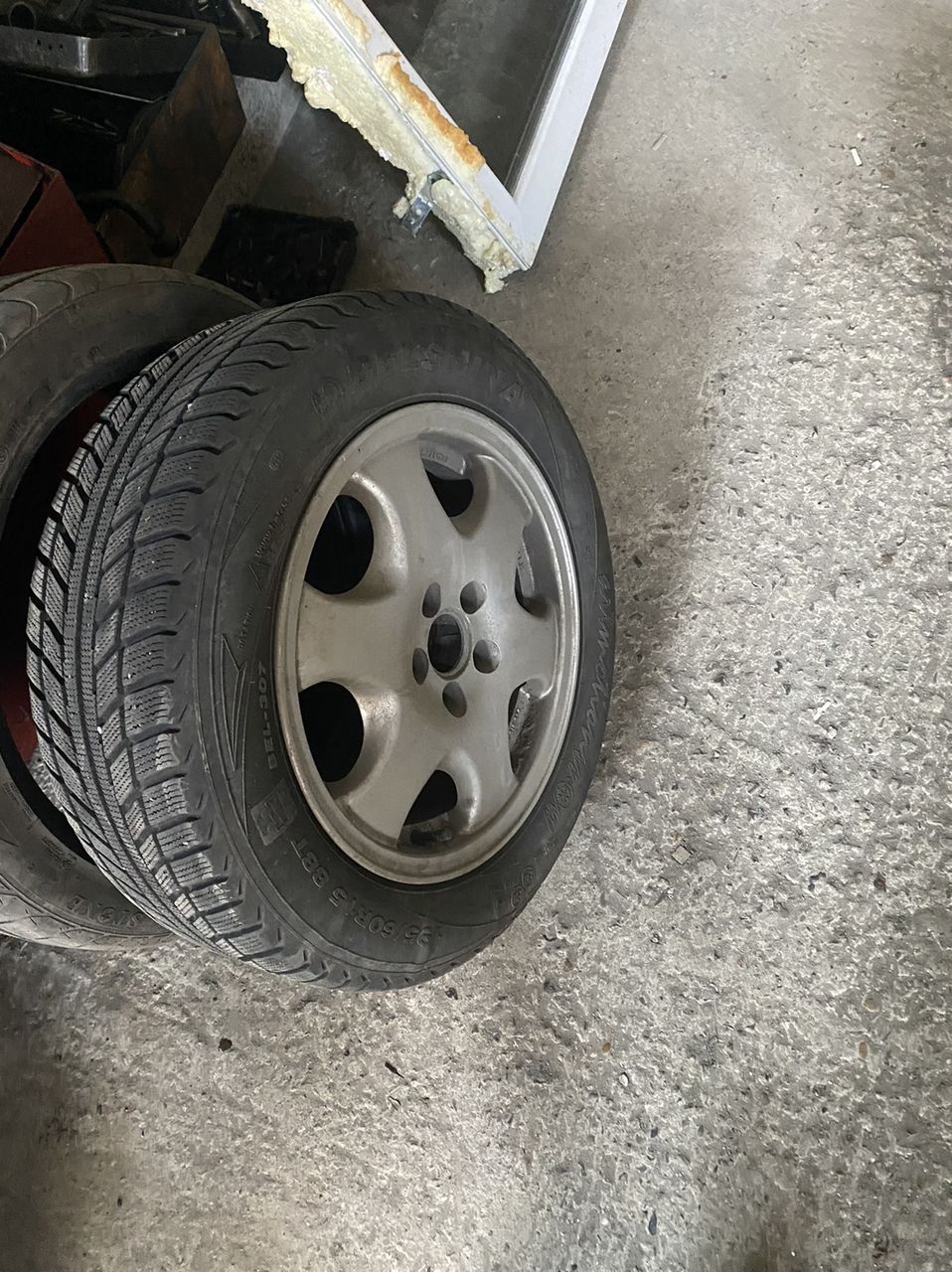Продаю диски (6.5J*15H2 ET 35) с зимними шинами 195/60R15 (88T) - 3 шт.