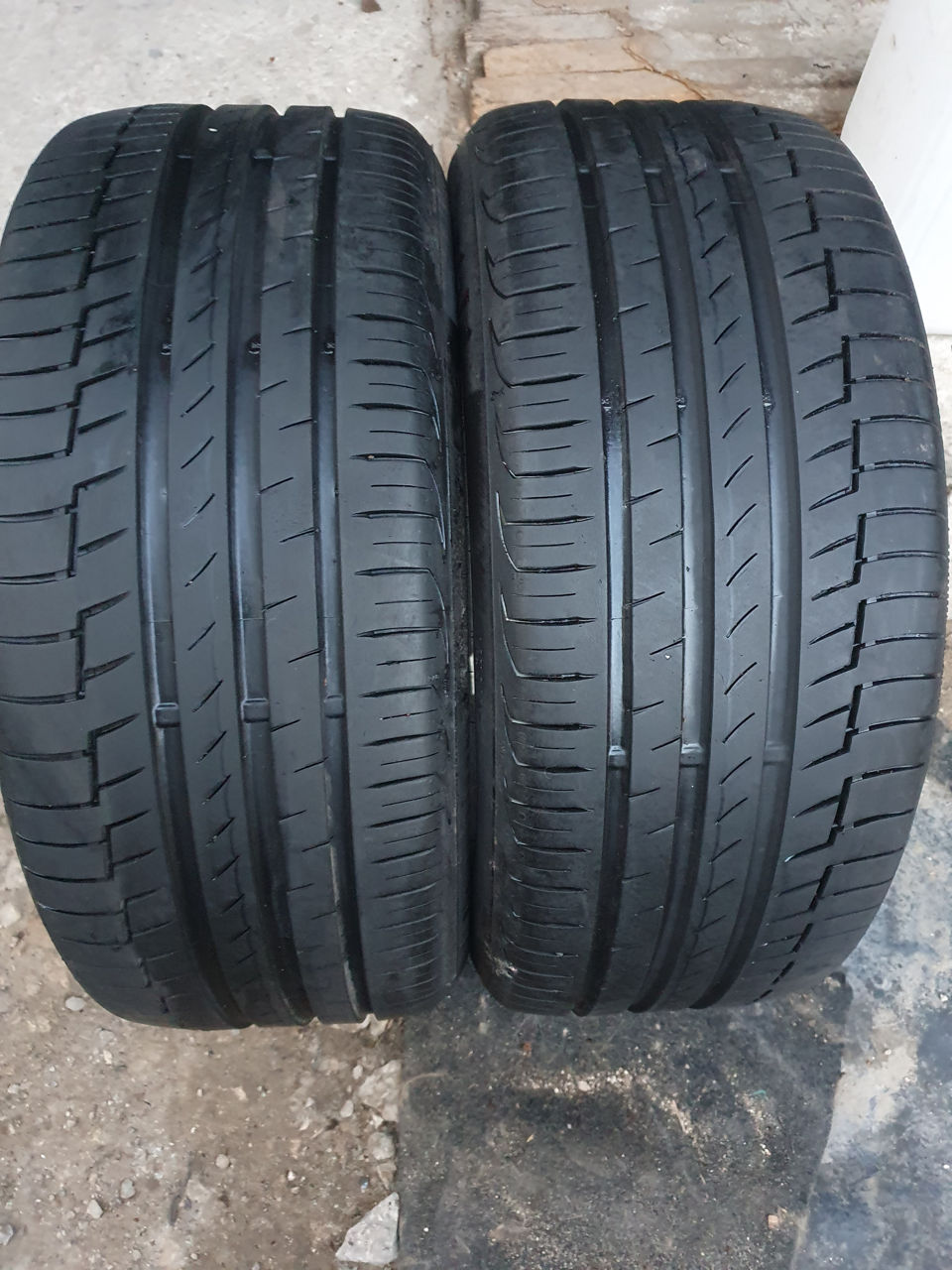 225/45/ R17- Continental.