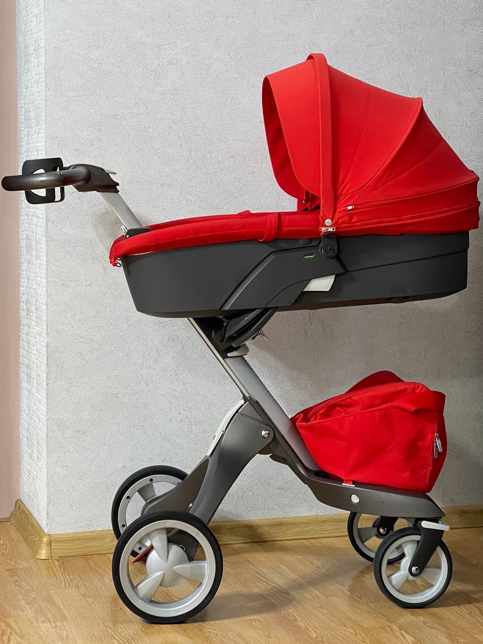 Продам универсальную каляску Stokke Xplory V4 (2 в 1) Оригинал