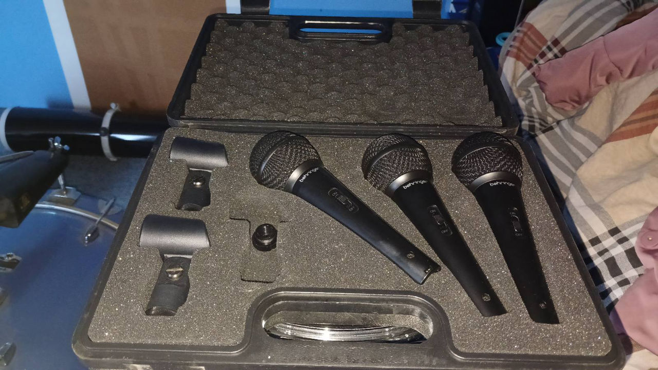 Vânzare!!! 3 microfoane Behringer într-o carcasă