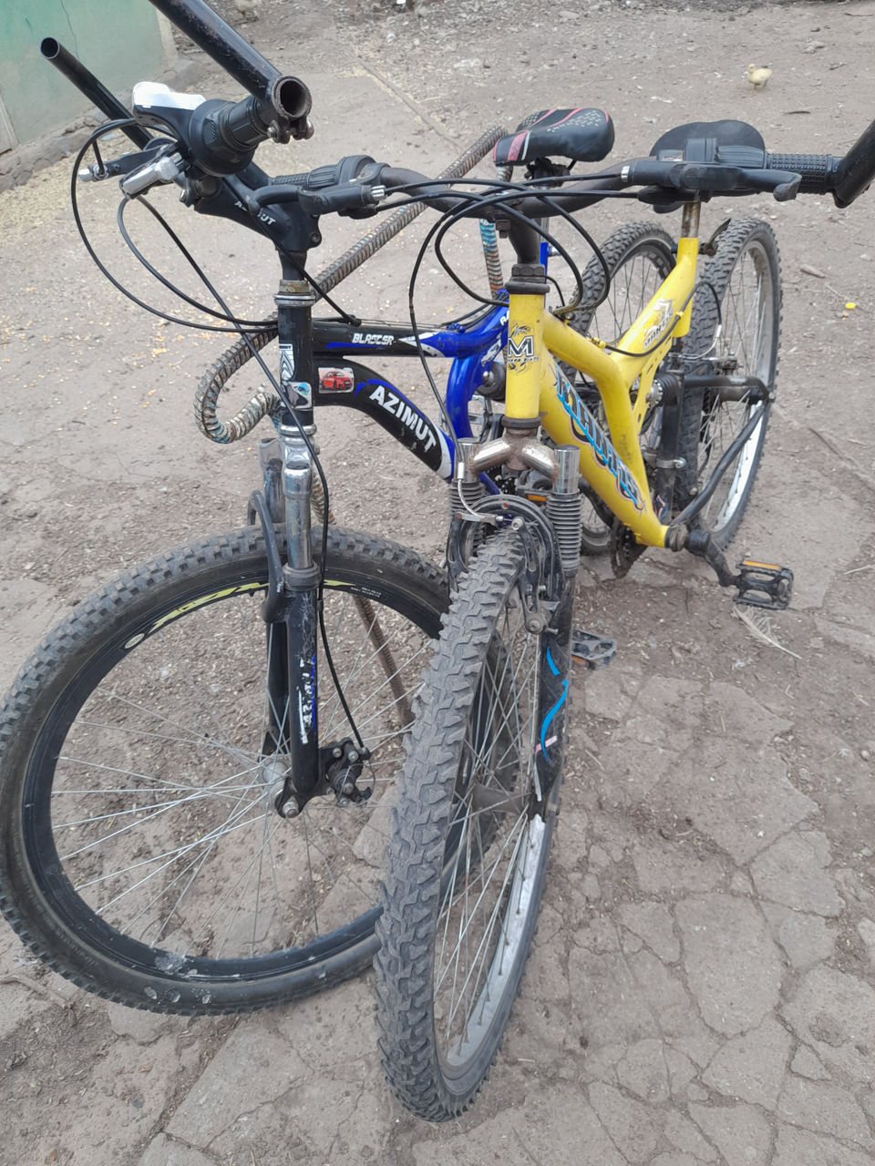 Biciclete la mina a doua. Sunt 3 Biciclete. 1350 una.