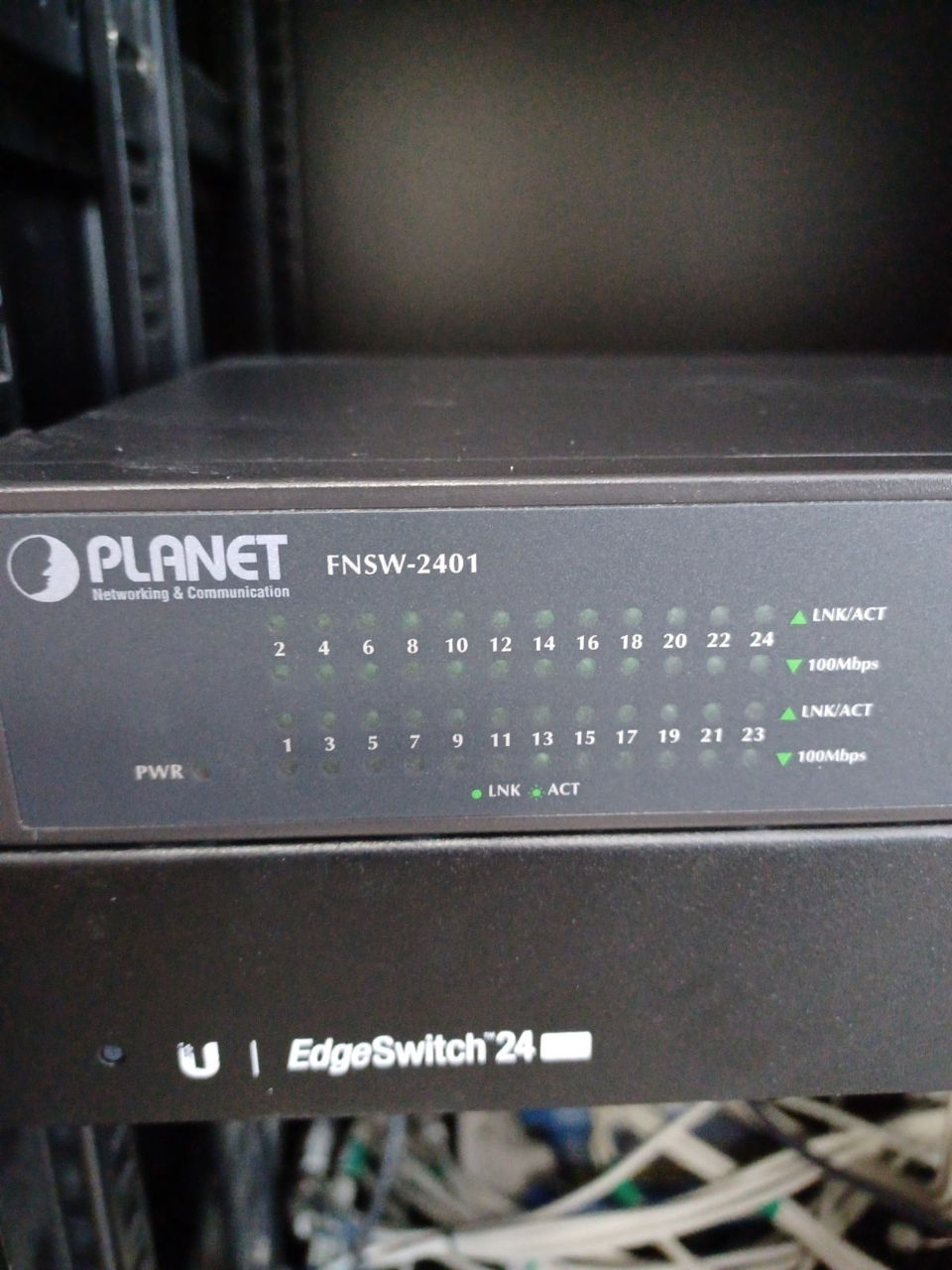 Dulap pentru telecomunicatii pe podea