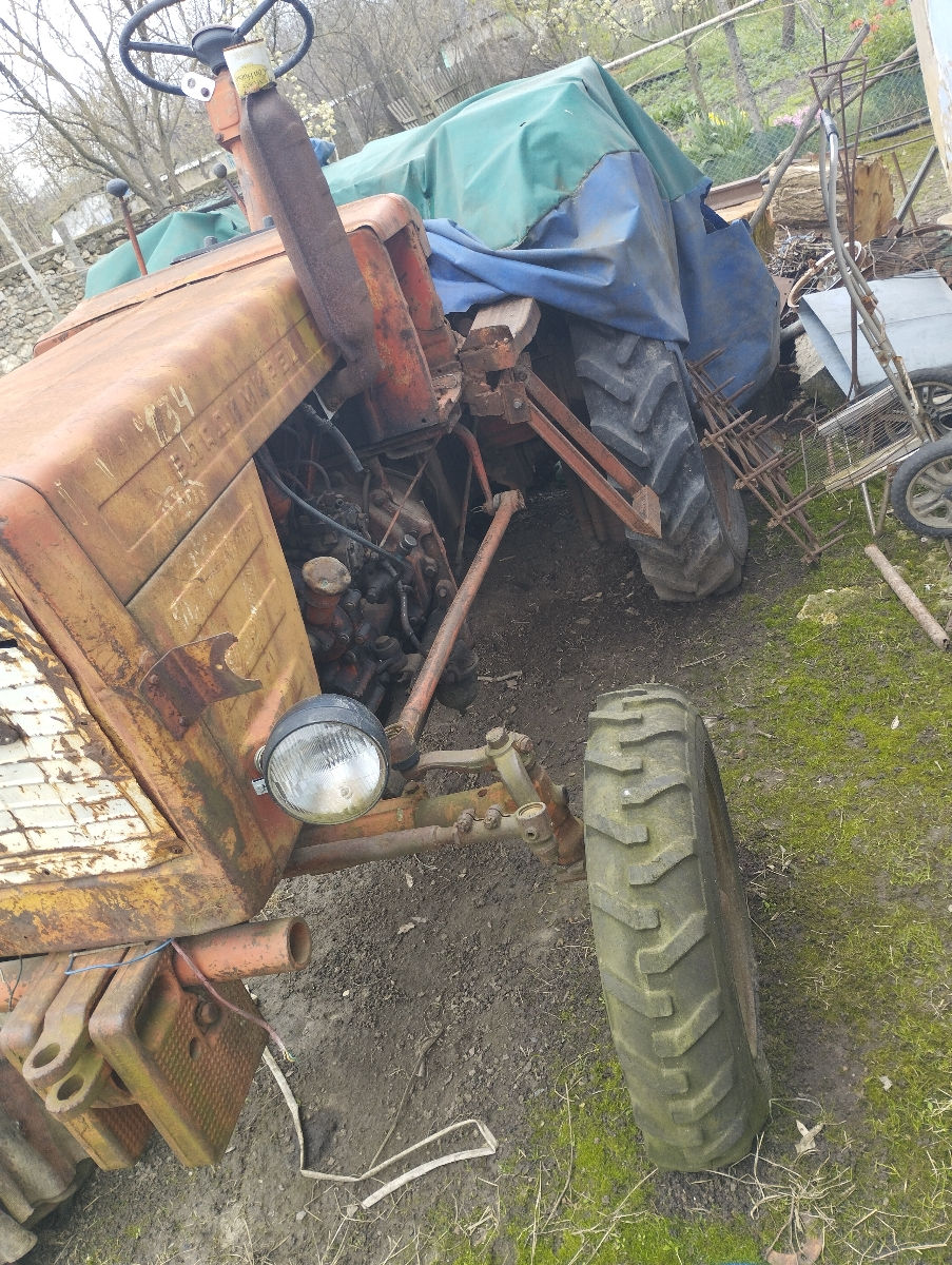 Vind tractor T25 la piese sau se poate de reparat