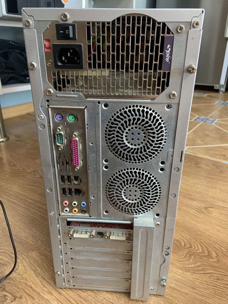 Продам настольный компьютер с монитором, цена 2000