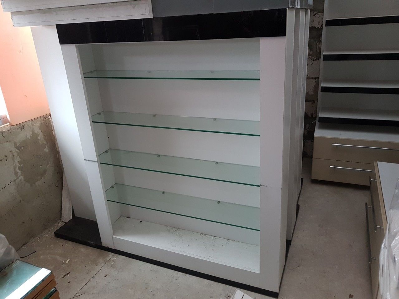 recepie, tablouri, cuburi decorative, rafturi cu iluminarea marfei