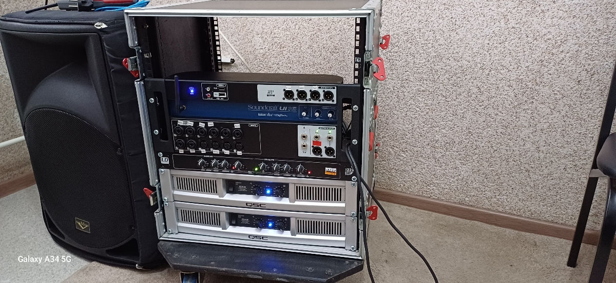 Vînd rack cu două amplificatoare QSC GX5, crosover LD și mixer Digital ...