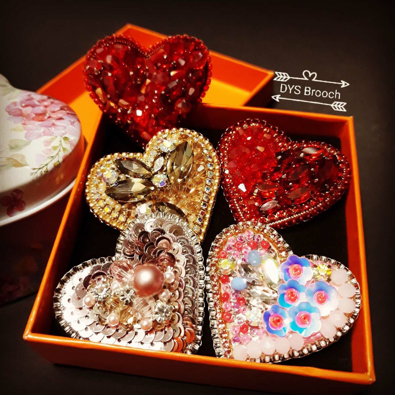 Броши / broșe din biser