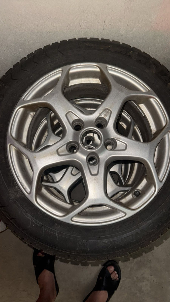 Se vind jante cu tot cu cauciu.