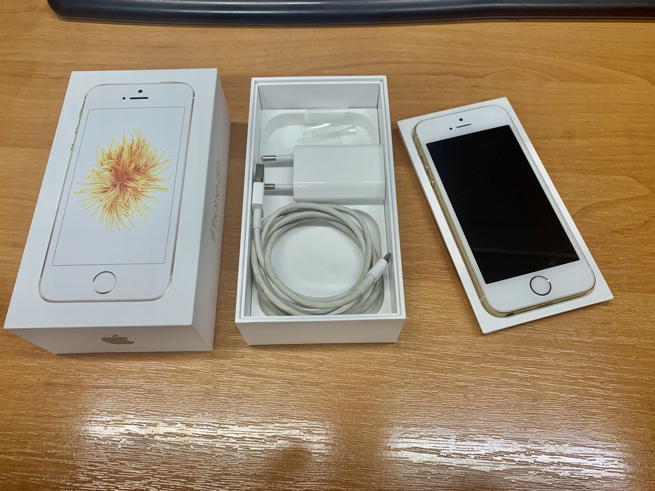 iPhone SE Gold 32GB