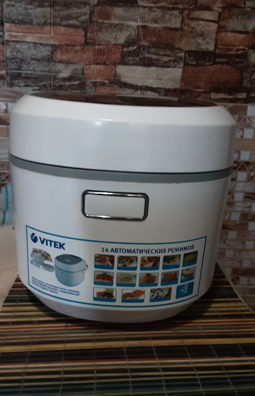 Мультиварка Vitek отличная 600 лей