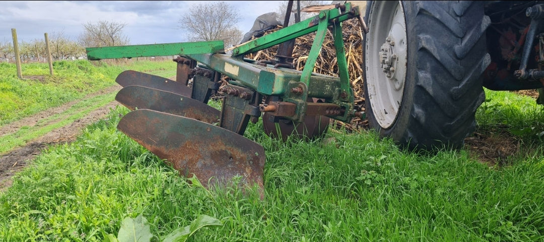 Vand tractor cu plug