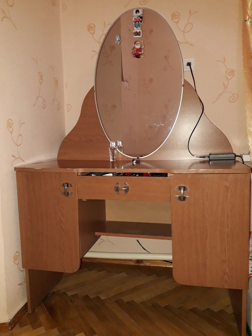 Продам столик для макиажа (туалетный столик) с зеркалом "Орхидея". Не ...