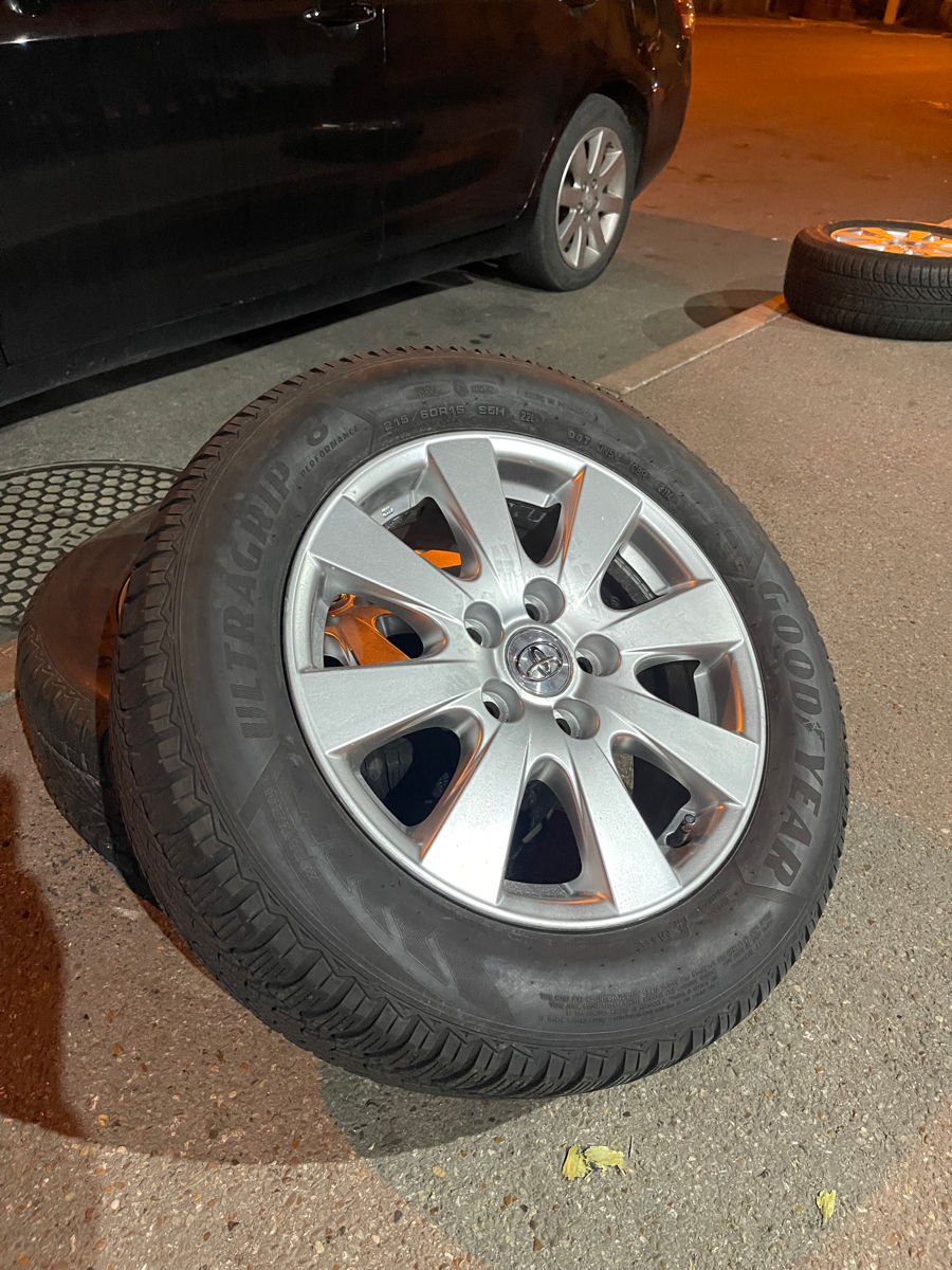 Комплект дисков и зимних шин. Toyota+Goodyear 215/60 r16