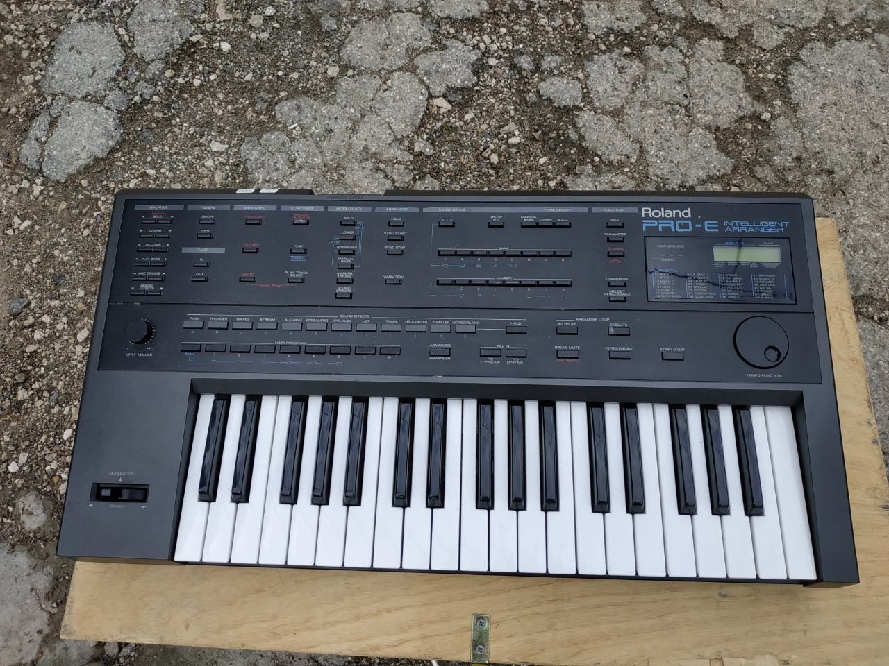 Синтезатор Roland. Sintetizator, clapa, ionica.