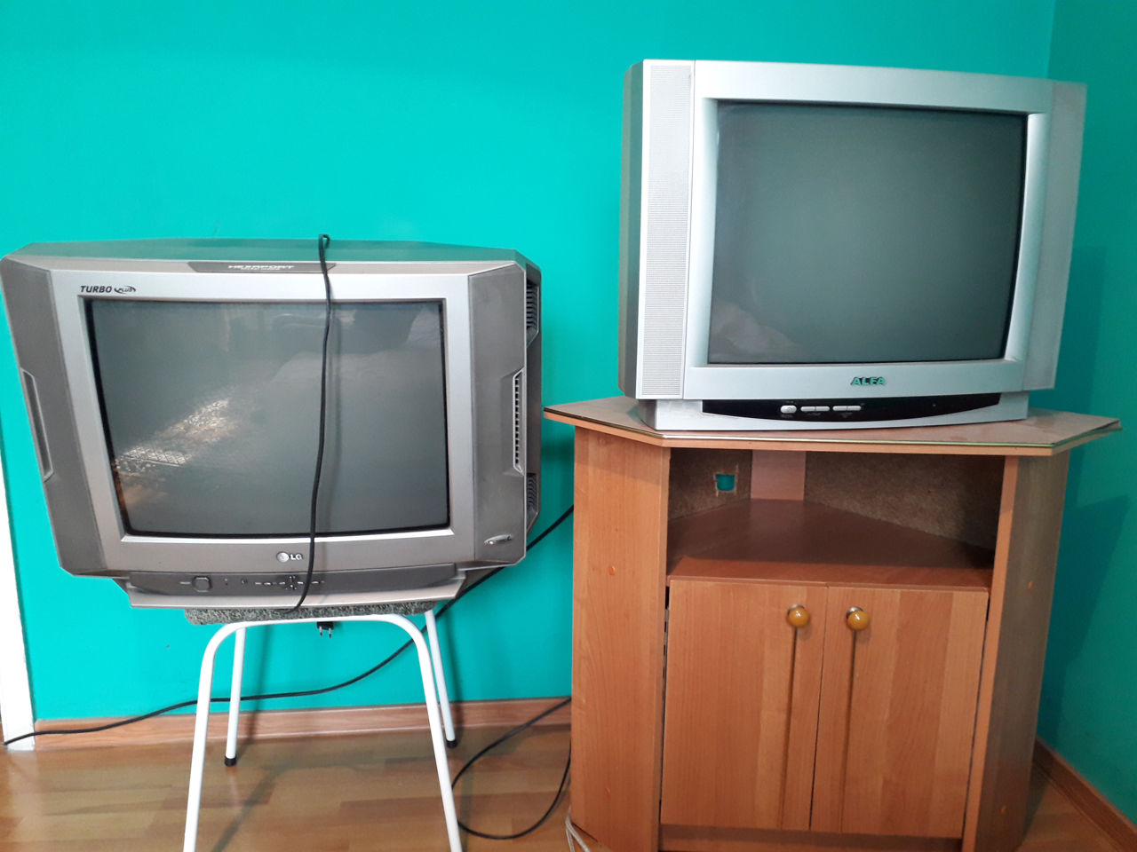 2 televizoare funcționale.