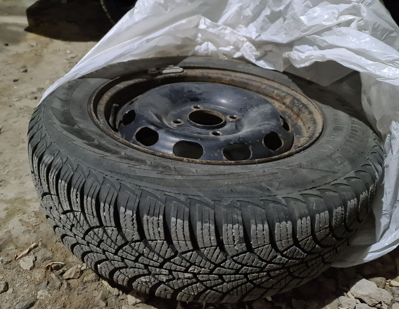 Vind 4 jante cu anvelope de iarna R14 175/65 4x108