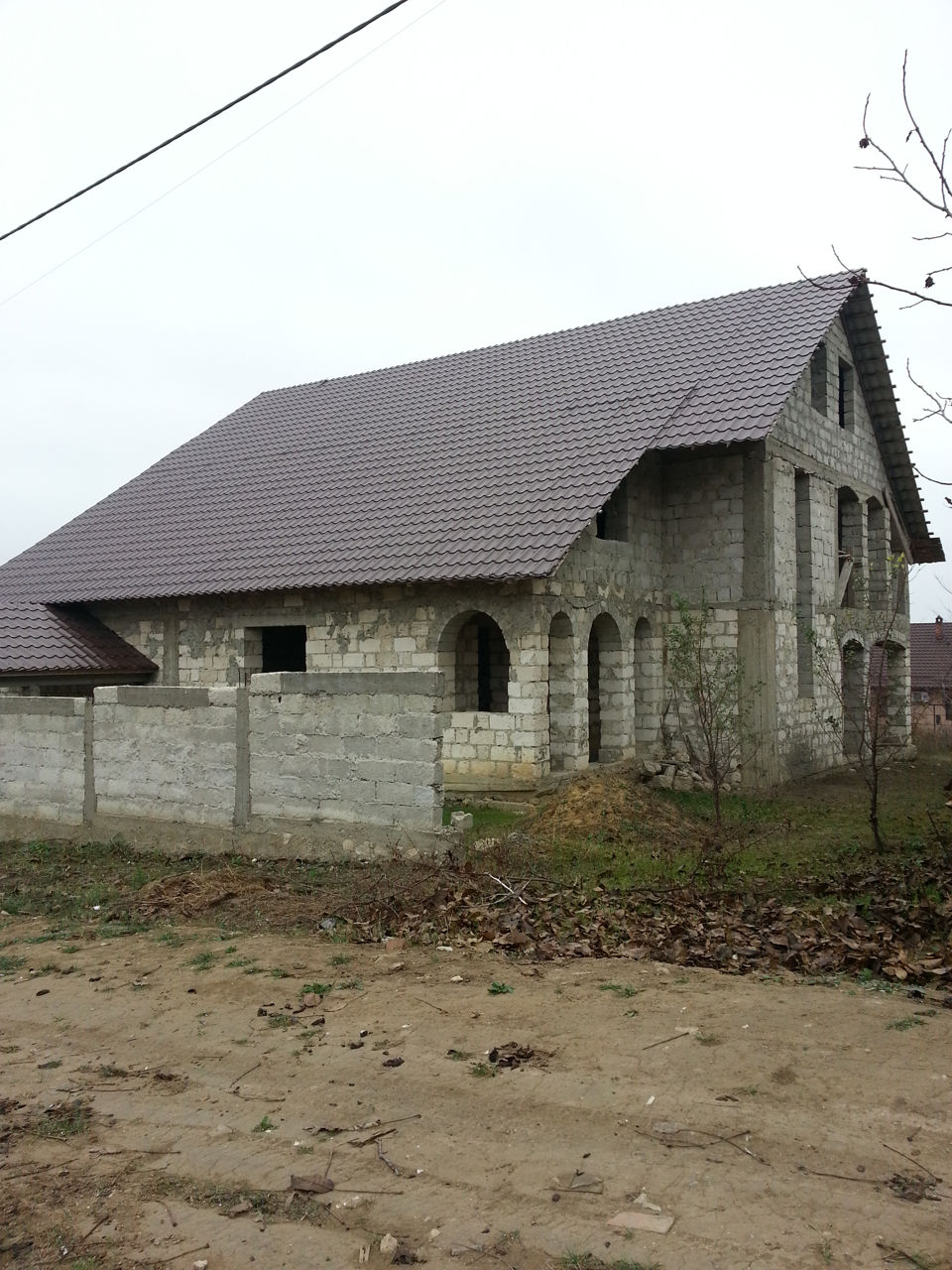 E cu garaj si beci sub casa