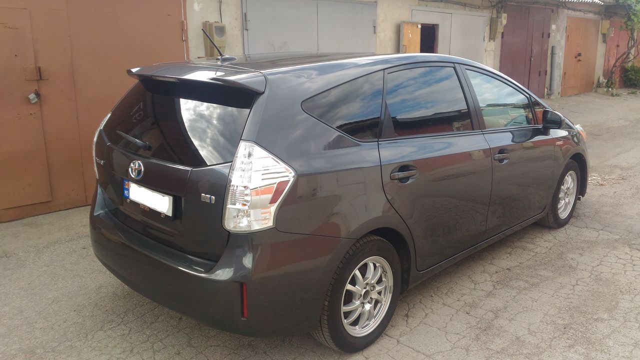 Toyota Prius v