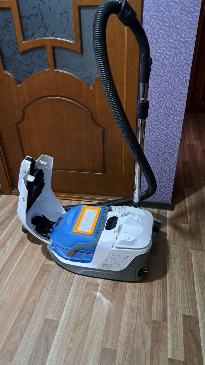 Aspiratotr Karcher DS 6 Premium cu filtrare prin apă