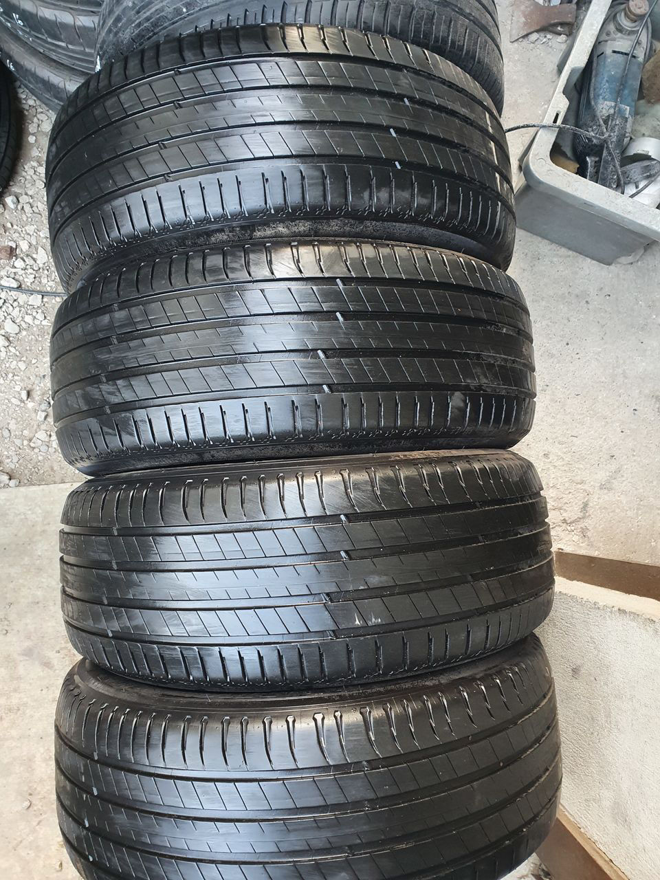 235/55/ R19- Michelin.