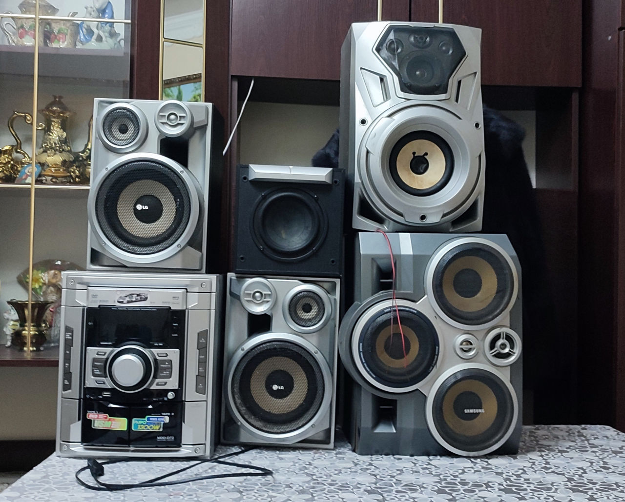 Vând boxe LG 1 Samsung starea foarte buna probleme nau aux ,usb,radio ...