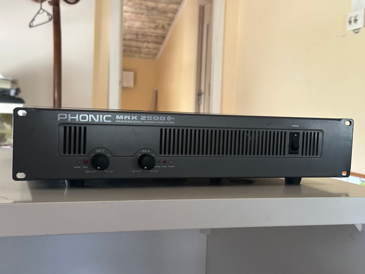 Amplificator Phonic max 2500 plus. 2 x 750w (4 ohmi)
