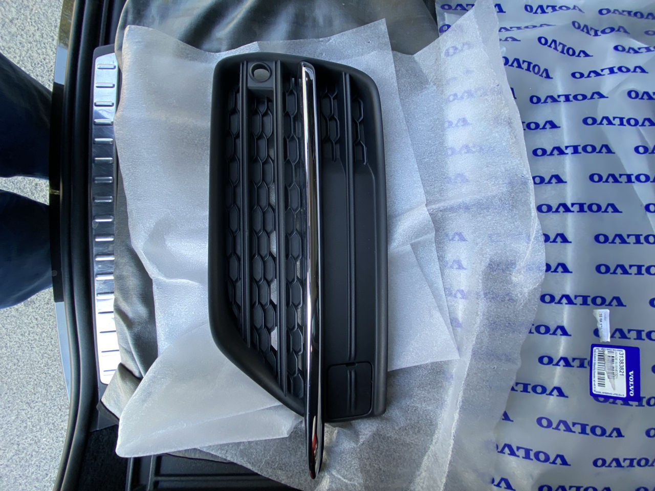 Volvo xc90 mk II - вставки (решетки, grille) Inscription в передний бампер