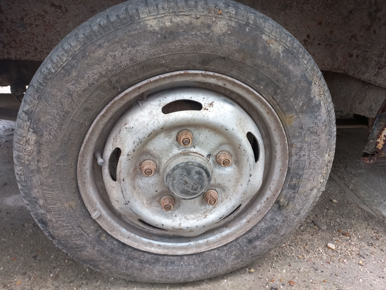 2 roti Ford Transit discuri+scaturi 650lei bucata