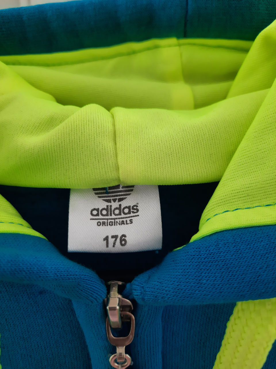 Hanorac cu glugă, Adidas, culoare albastra deschisă, mărimea M.