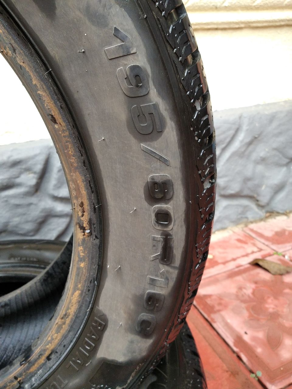 Vând anvelope uzate o singură iarnă