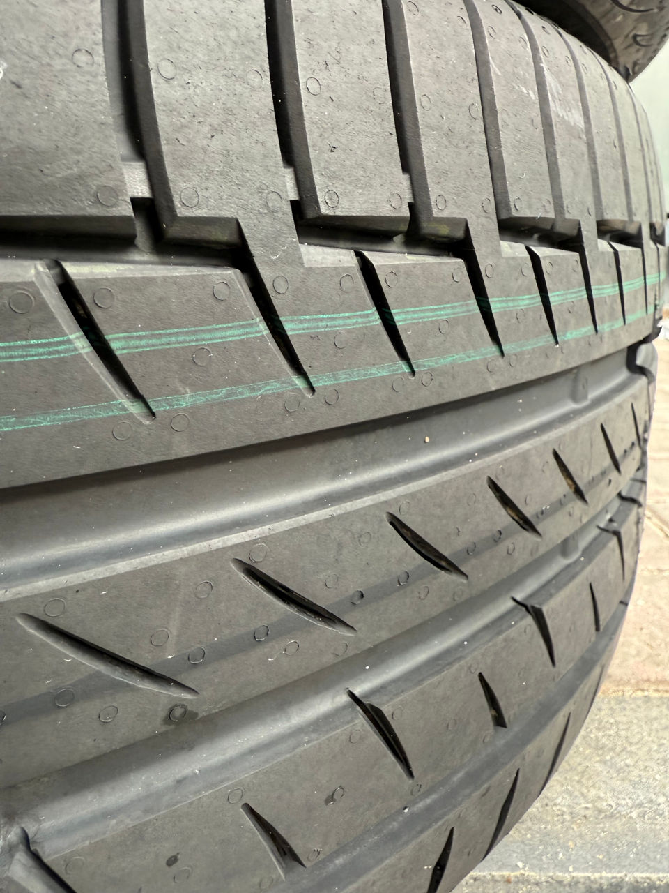 235/50R19 Continental Noi