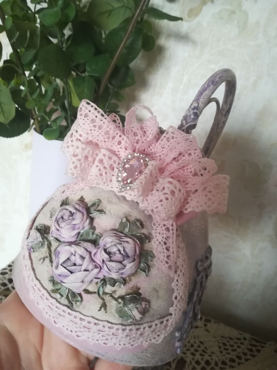 Для декора лампа и чемодан!