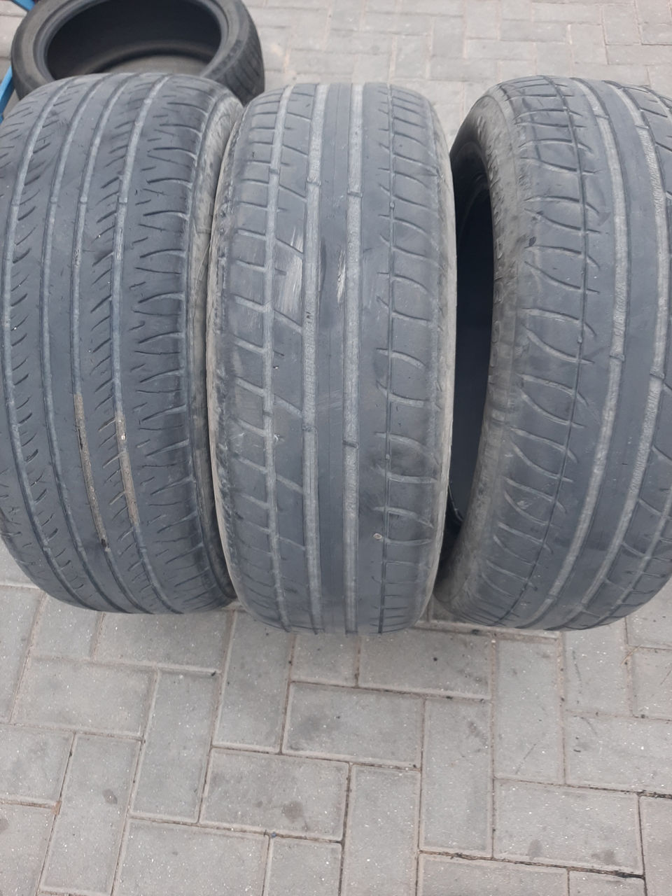 Vind trei anvelope 215,60 R 16 pretul 150 lei bucata