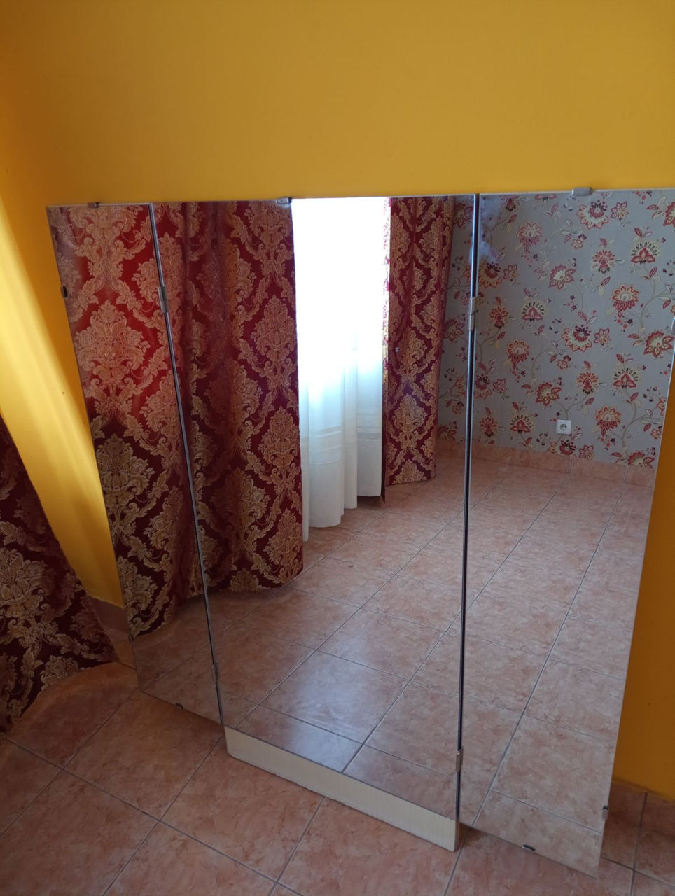 зеркало б/у нормальное с креплением,размеры-80х58 см