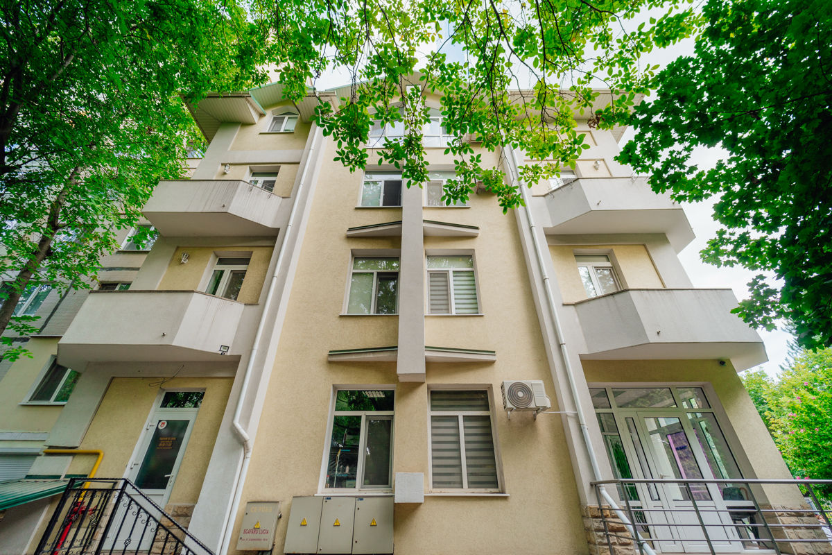 Casă la sol cu 3 apartamente și spațiu comercial