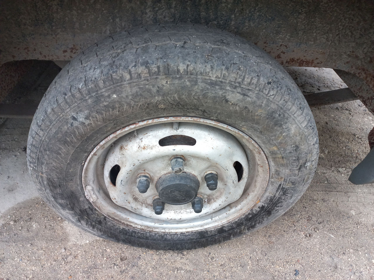 2 roti Ford Transit discuri+scaturi 650lei bucata