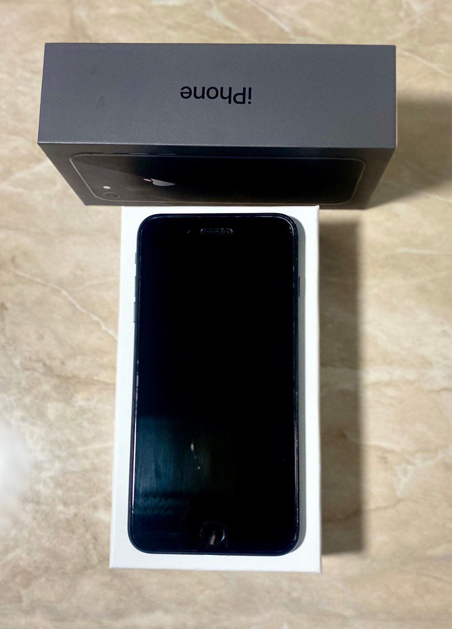 Vând iPhone 8 Plus Black