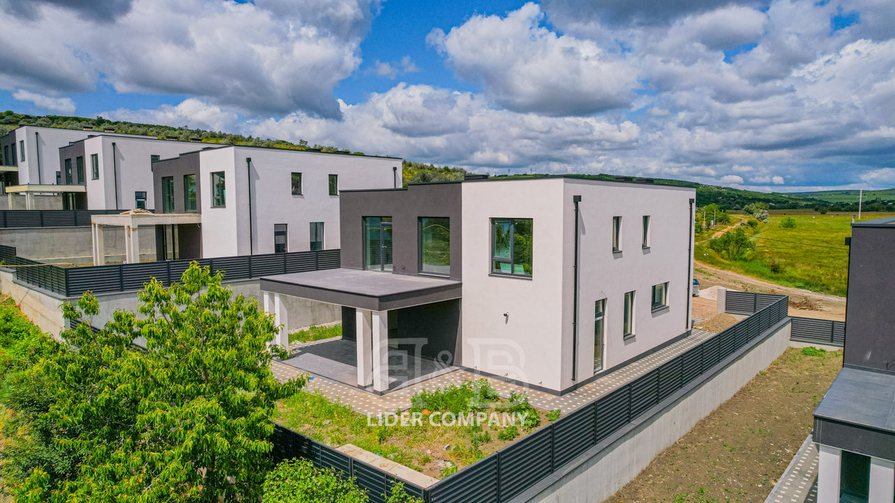 Spre vânzare o casă modernă cu design minimalist - Grătiești