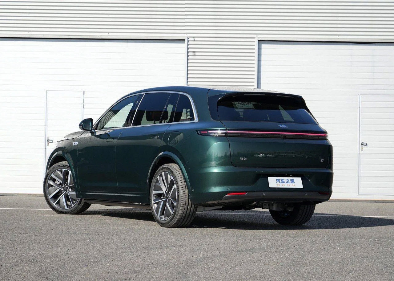 LiXiang L7 2024 г. с пробегом 5 км, Плагин-гибрид (бензин), 40500