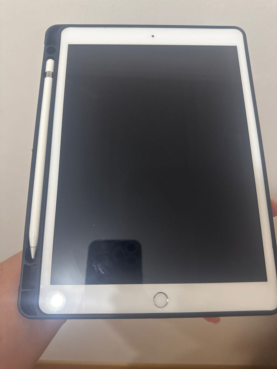 Apple IPad 8 с ручкой.