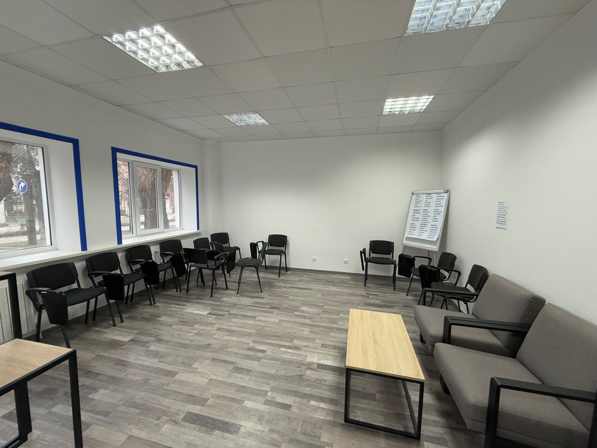 Oficiu la parter cu ieșirea în strada