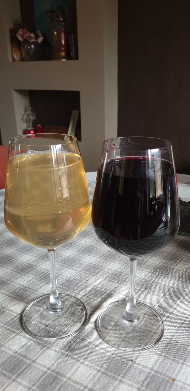 Vind vi pret si vin alb de 12lei/l. Vinul este maturat vin de casa