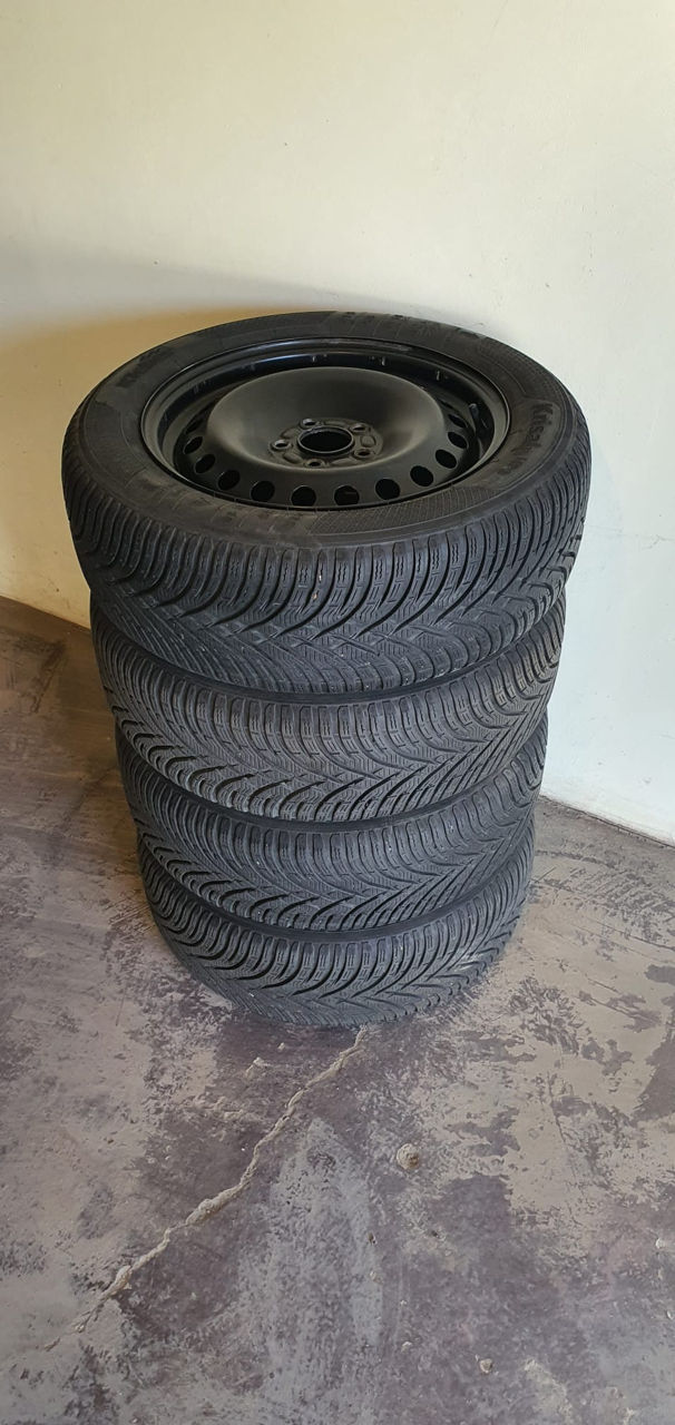 Anvelope de iarnă 215/55 pe jante R16, 5 x 108 cu capace originale Ford